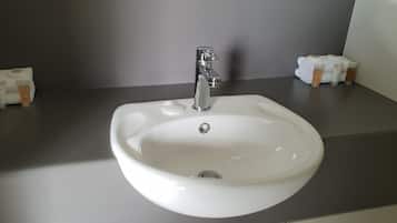 Quarto duplo standard | Comodidades do banheiro | Chuveiro, produtos de toalete grátis, secador de cabelo