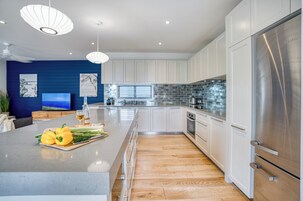 Penthouse | Cozinha privada | Um frigorífico/congelador grande, um micro-ondas, um forno