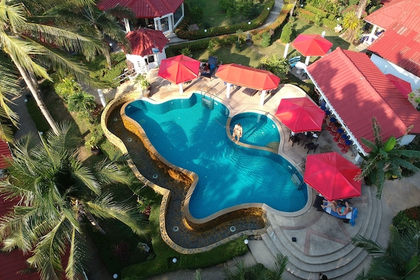 Piscina externa, funciona das 7h às 21h, guarda-sóis, espreguiçadeiras