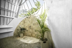 Bungalow Deluxe, 1 cama king-size | Cofre no quarto, Wi-fi grátis, roupa de cama fornecida 