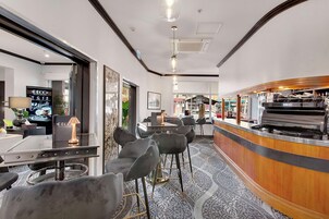 Almoços e jantares servidos, incluindo cozinha mediterrânica 