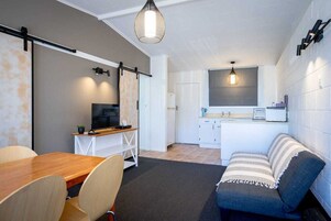 Suíte standard, 1 quarto, para não fumantes, cozinha | Área de estar | TV LCD 32 polegadas com canais digitais, TV