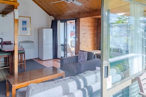 Suite Deluxe, 2 quartos (Alpine Deluxe) | Sala de estar | TV de ecrã plano