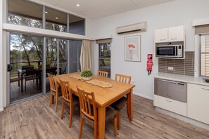 Vila família, 2 quartos | Sala de jantar