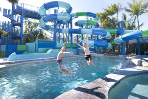 Piscina exterior, guarda-sóis, espreguiçadeiras