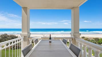 Apartamento luxo, 2 quartos, vista para o oceano | Escrivaninha, espaço de trabalho para notebook
