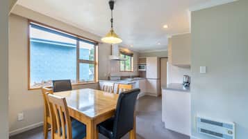 Suite Standard, vários quartos, não fumadores, cozinha (Garden 3 bedroom) | Refeições no quarto