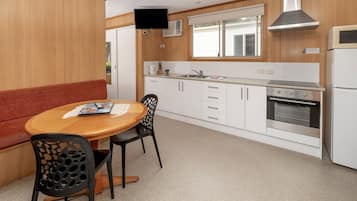 Cabana superior, 2 quartos | Cozinha privada | Micro-ondas, torradeira, talheres/pratos/utensílios de cozinha