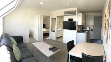 Apartamento família, 2 quartos | 1 quarto, roupas de cama premium, edredons de pluma