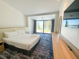 Quarto standard, para não fumantes (Queen Only) | Ferros/tábuas de passar roupa, Wi-Fi de cortesia, roupa de cama