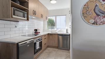 Apartamento família, 2 quartos (Standard Family) | Cozinha privada | Micro-ondas, cooktop, chaleira elétrica, torradeira