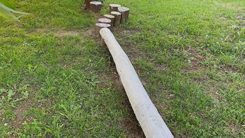 Um balanço com um alvo em formato de coração no chão.