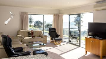 Apartamento Premium, 3 quartos, vista para o oceano | Sala de estar | TV de ecrã plano, leitor de DVD