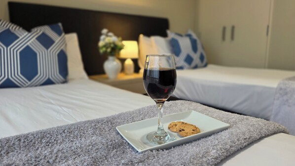 Apartamento, 2 quartos | Roupas de cama premium, escrivaninha, cortinas blackout