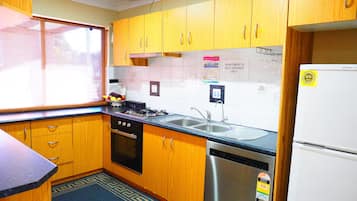 Apartamento Standard, 2 quartos, não fumadores, cozinha | Cozinha privada | Um frigorífico, um micro-ondas, uma cafeteira/bule