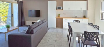 Apartamento, 2 quartos | Cozinha americana privada | Micro-ondas, chaleira elétrica, torradeira