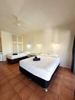 Quarto Duplo ou Twin Superior, vista para a piscina | Secretária, secretária adequada para computadores portáteis