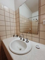 Quarto Duplo ou Twin Standard, vista para a piscina | Casa de banho | Artigos de higiene pessoal grátis