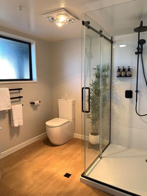 Family Studio, Multiple Beds, Non Smoking, Kitchenette (Ground)  | Casa de banho | Um polibã, toalhas fornecidas 