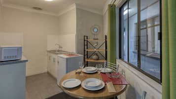 Suite Standard, 1 quarto, não fumadores, kitchenette (Queen Double Room) | Sala de estar | Televisor de ecrã plano de 50 polegadas com canais digitais, televisor
