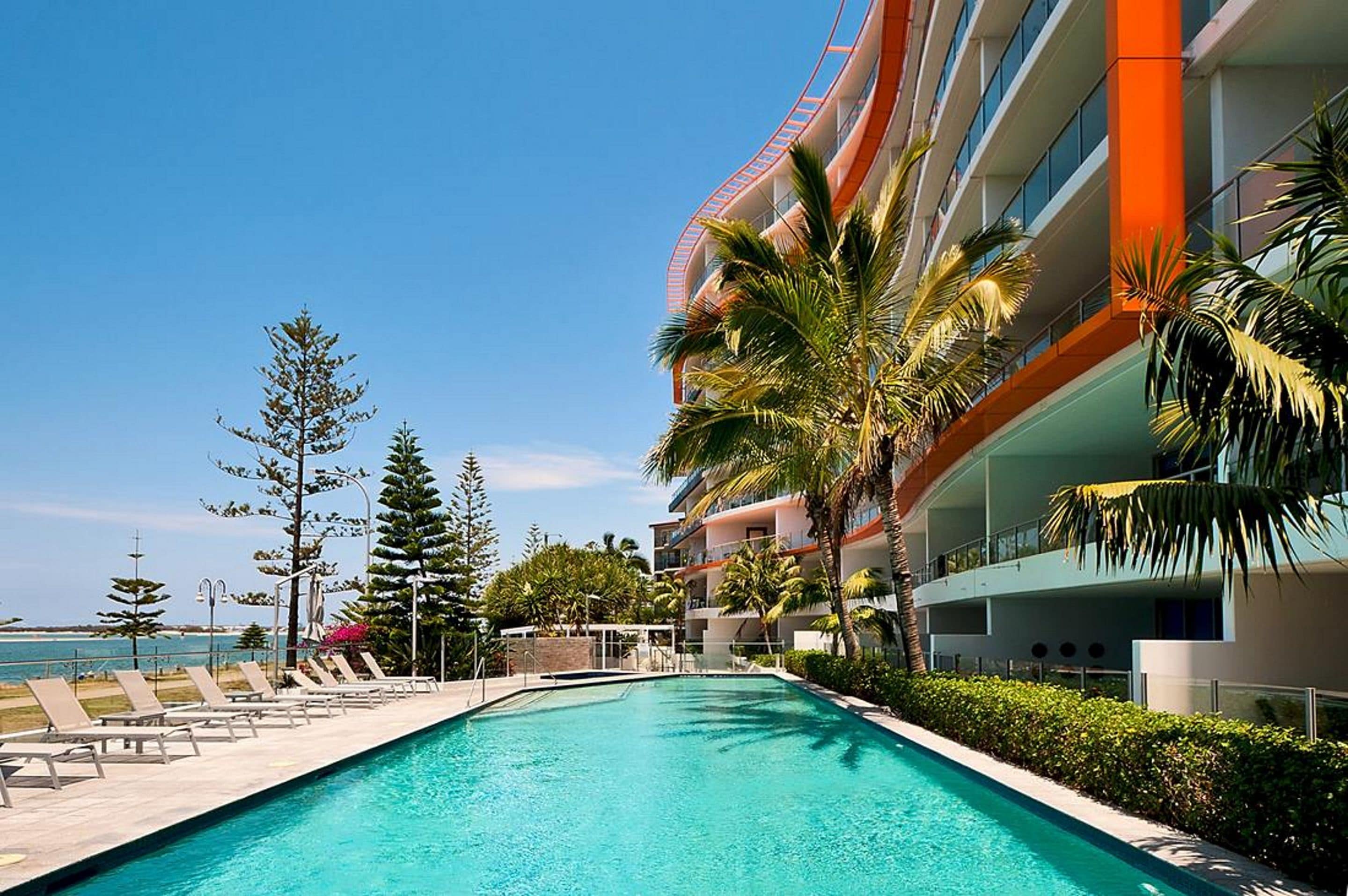 Piscina externa, piscina aquecida, guarda-sóis, espreguiçadeiras