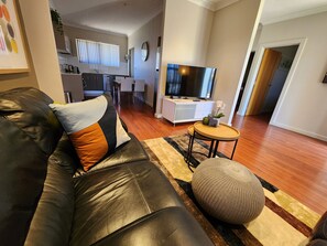 Apartamento Deluxe, 2 quartos | Sala de estar