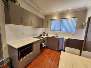 Apartamento Deluxe, 2 quartos | Cozinha privada | Mesas de jantar 