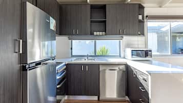 Villa Executiva, 3 quartos | Cozinha privada | Um frigorífico, uma cafeteira/bule, uma chaleira elétrica