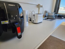 Quarto Familiar, não fumadores, cozinha (Queen Room / Family Room) | Secretária adequada para computadores portáteis, ferro/tábua de engomar 