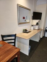 Quarto Standard, 1 cama de casal, não fumadores, frigorífico e micro-ondas (Modern Standard Double) | Secretária adequada para computadores portáteis, ferro/tábua de engomar 