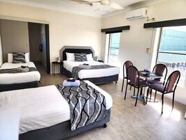Quarto Familiar, não fumadores, cozinha (Queen Room / Family Room) | Secretária adequada para computadores portáteis, ferro/tábua de engomar 