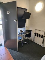 Quarto Standard, não fumadores (Petite Standard Double) | Secretária adequada para computadores portáteis, ferro/tábua de engomar 