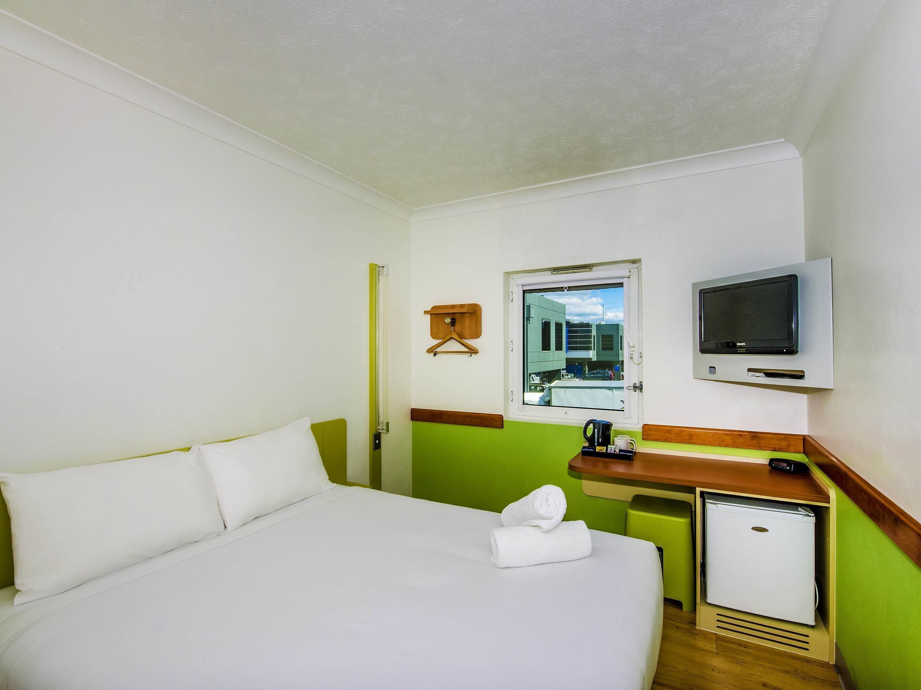 Quarto standard, 1 cama Queen | Roupas de cama premium, espaço de trabalho para notebook