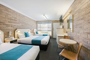 Suíte família, 1 quarto, para não fumantes | Roupas de cama premium, cortinas blackout, ferros/tábuas de passar roupa