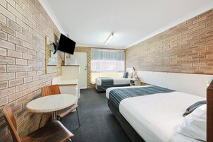 Quarto standard, para não fumantes (Twin Room) | Roupas de cama premium, cortinas blackout, ferros/tábuas de passar roupa