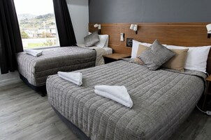 Quarto Duplo Deluxe para 1 Pessoa, 1 quarto, vista para a colina | Secretária, Wi-fi grátis, roupa de cama fornecida 