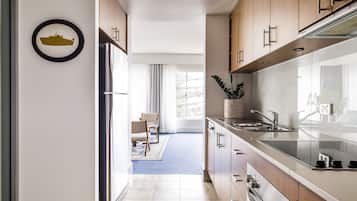 Apartamento, 1 cama king-size, vista para o porto | Cozinha privada | Uma máquina de café expresso, uma cafeteira/bule, uma chaleira elétrica