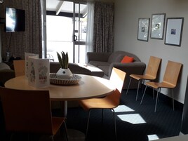 Apartamento Familiar, 2 quartos | Com decoração personalizada, com mobília individualizada, secretária 