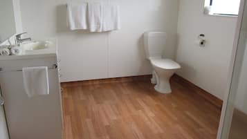 Um secador de cabelo, toalhas fornecidas