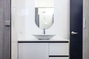 Um polibã, um chuveiro fixo, toalhas fornecidas, sabão 