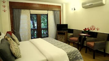 Quarto casal luxo, 1 cama King | Frigobar, cofres nos quartos, escrivaninha