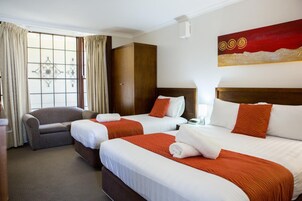 Minibar, cortinas/cortinados opacos, Wi-fi grátis 