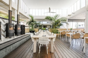 3 restaurantes: servem almoços e jantares