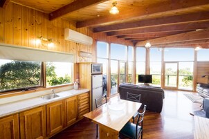 The Boomerang: Possum | Área de estar | TV de tela plana 55 polegadas com canais via satélite, TV, lareira