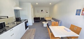 Apartamento Familiar, 1 quarto, ar condicionado | Sala de estar | Televisor de 81 cm com canais via satélite 