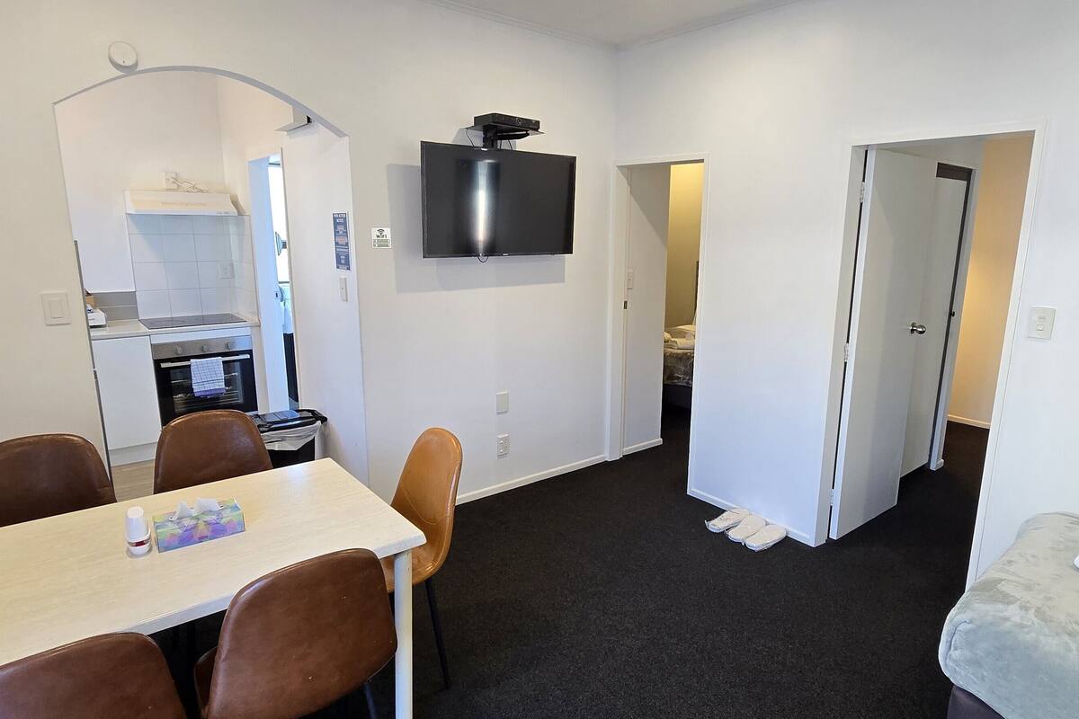 Apartamento Familiar, 2 quartos, ar condicionado | Sala de estar | Televisor de 81 cm com canais via satélite