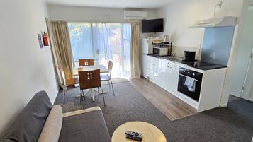 Apartamento Familiar, 1 quarto, ar condicionado | Ferro/tábua de engomar, Wi-fi grátis, roupa de cama fornecida