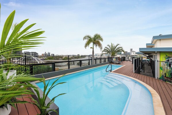 Piscina exterior, espreguiçadeiras 