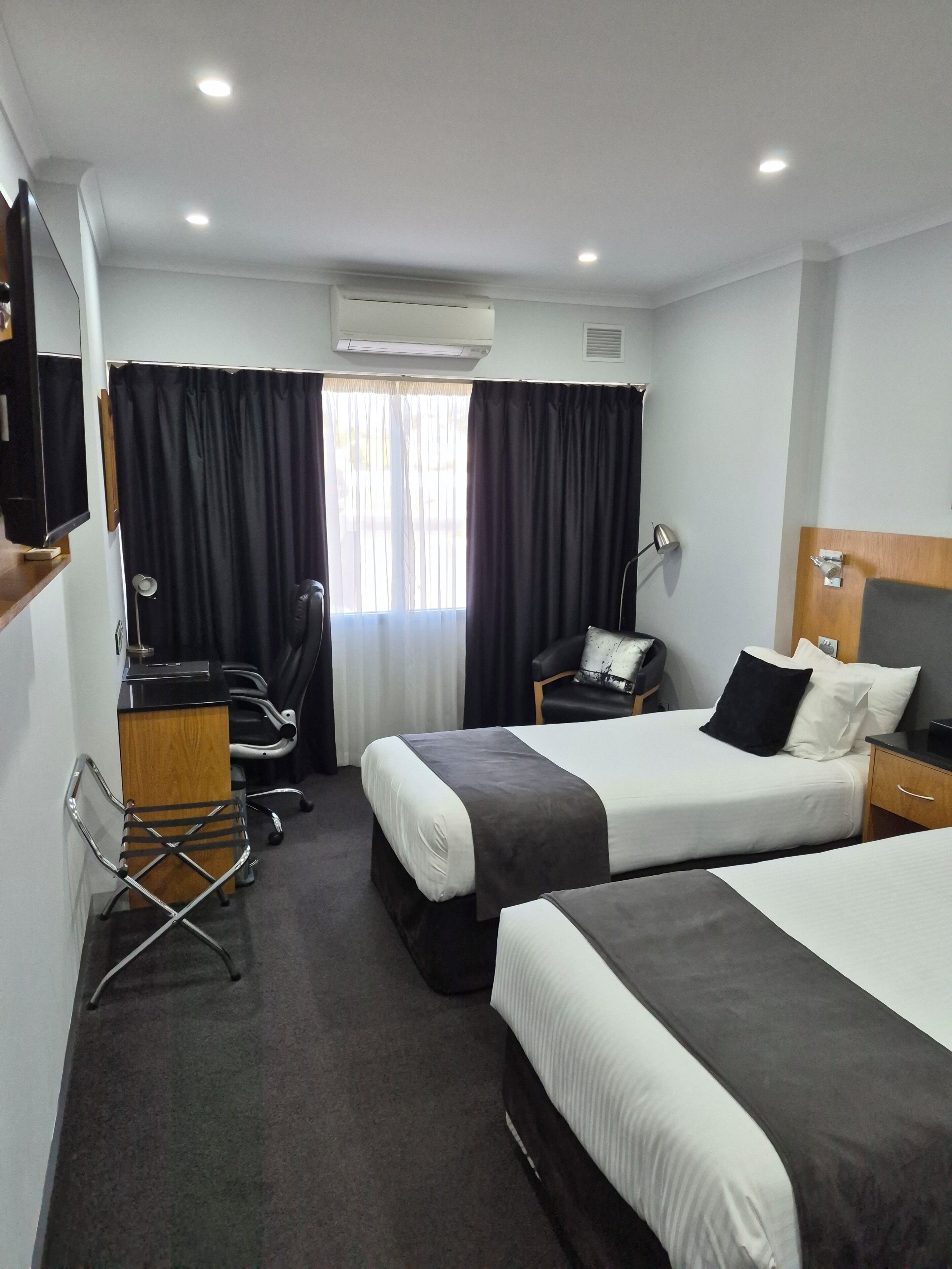 Hotel Twin | Ferro/tábua de engomar, Wi-fi grátis 