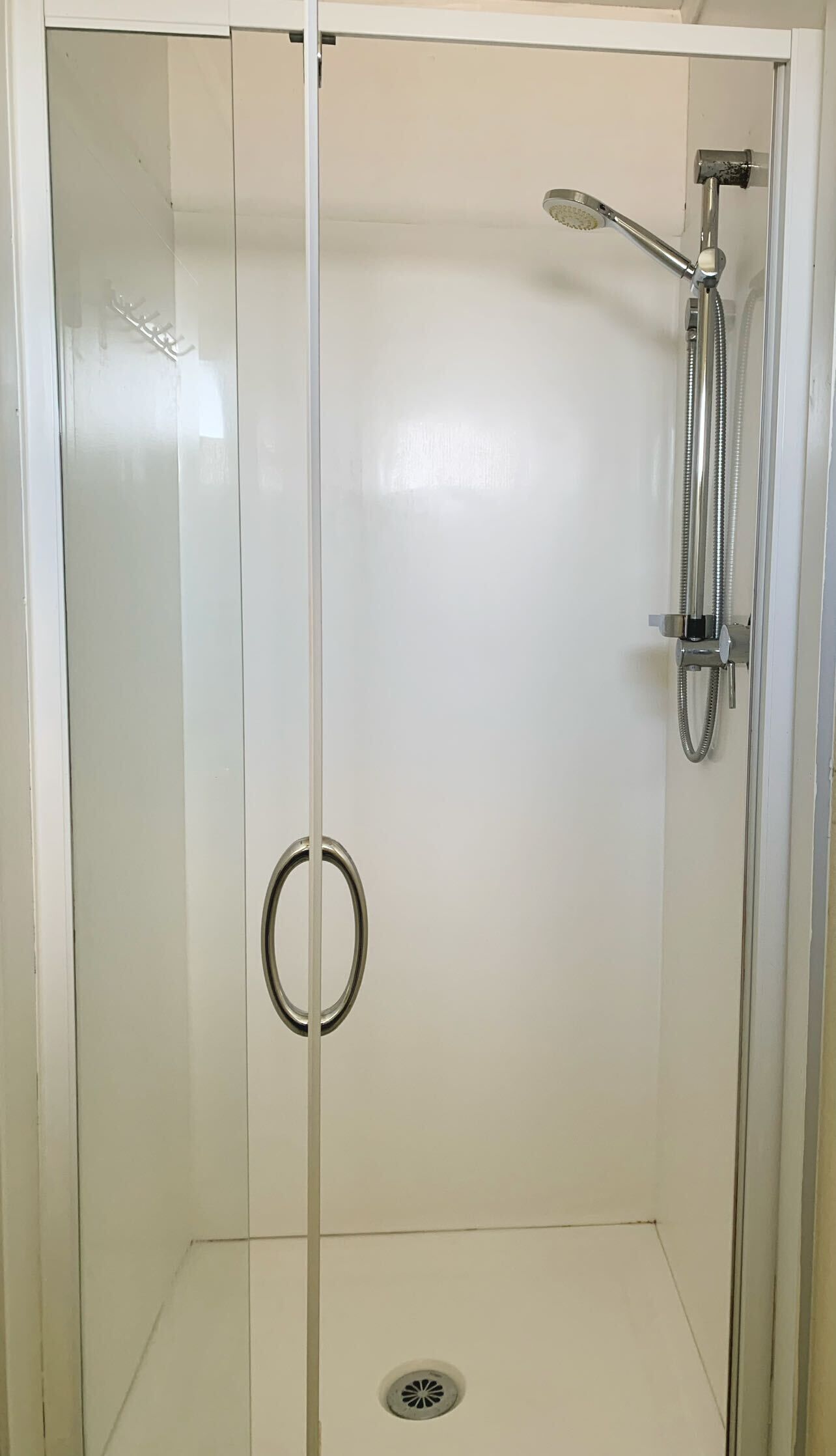 Chuveiro, produtos de toalete grátis, secador de cabelo 